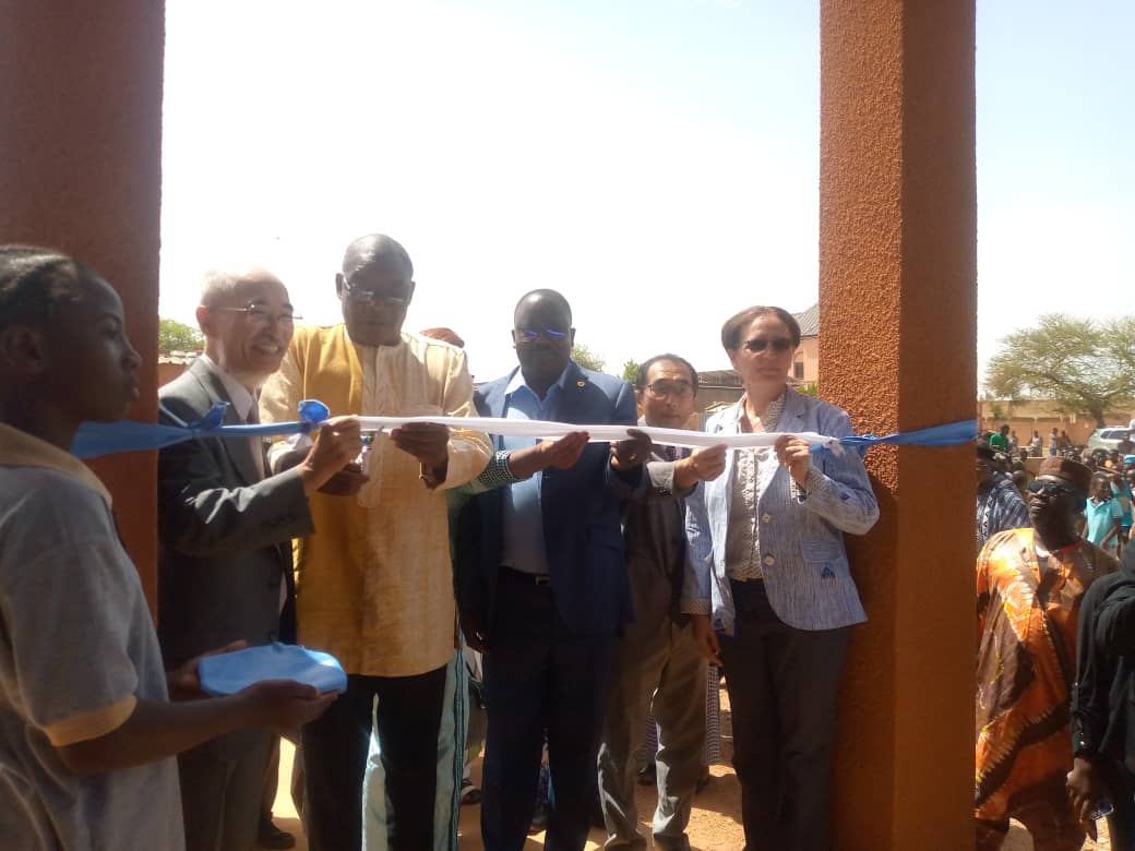 Burkina : La JICA à travers l'UNICEF offre 18 CEG au ministère de l ...