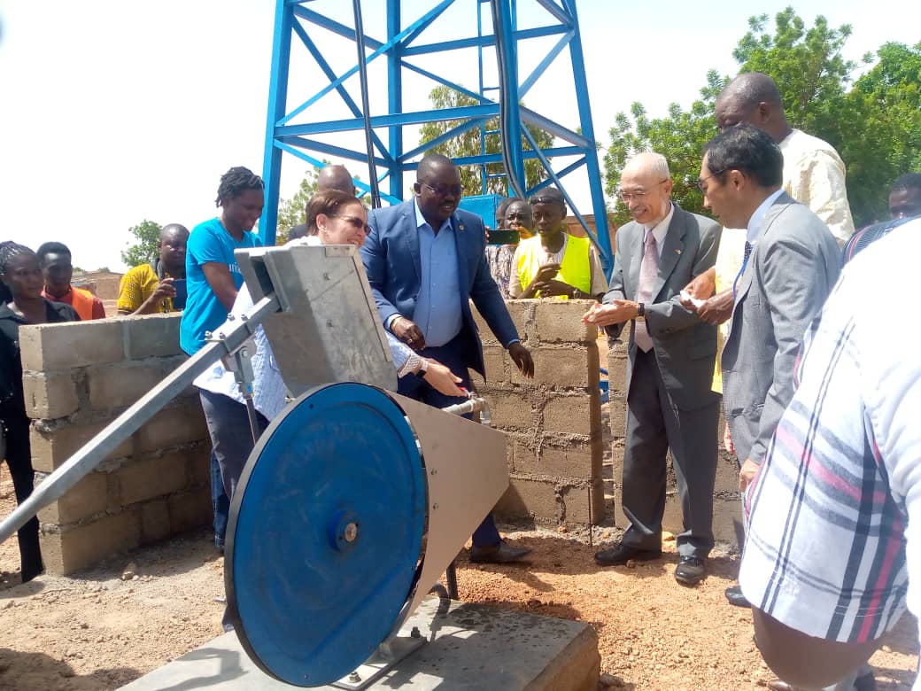 Burkina : La JICA à travers l'UNICEF offre 18 CEG au ministère de l ...