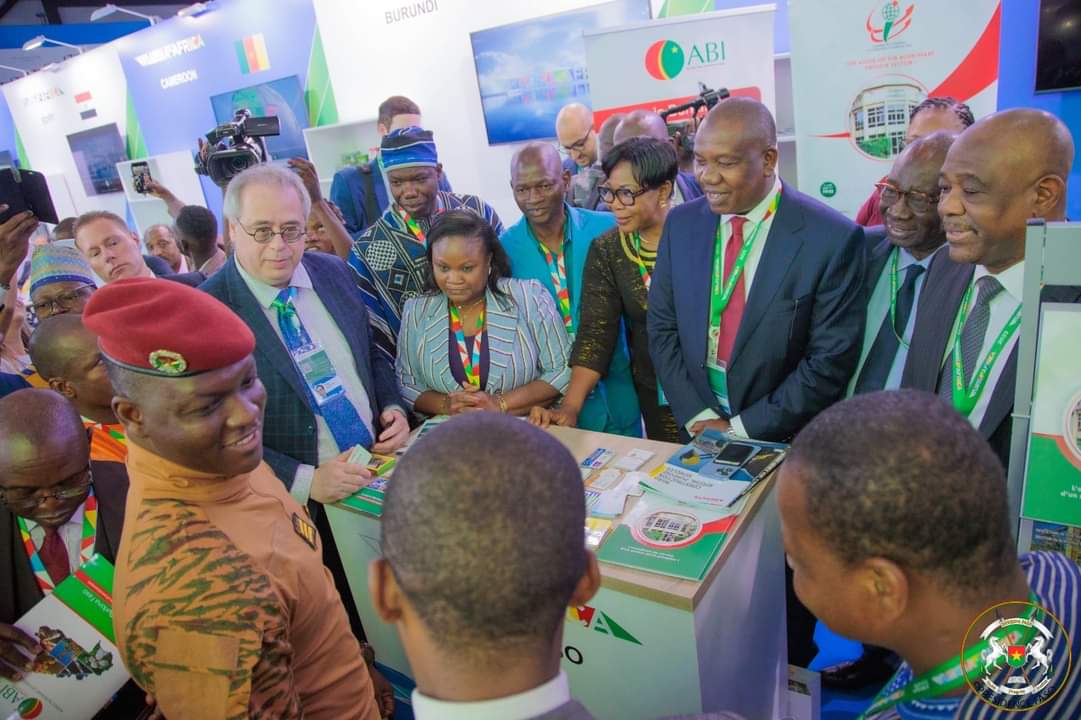 2e Forum économique et humanitaire : le Chef de l’Etat visite le stand ...